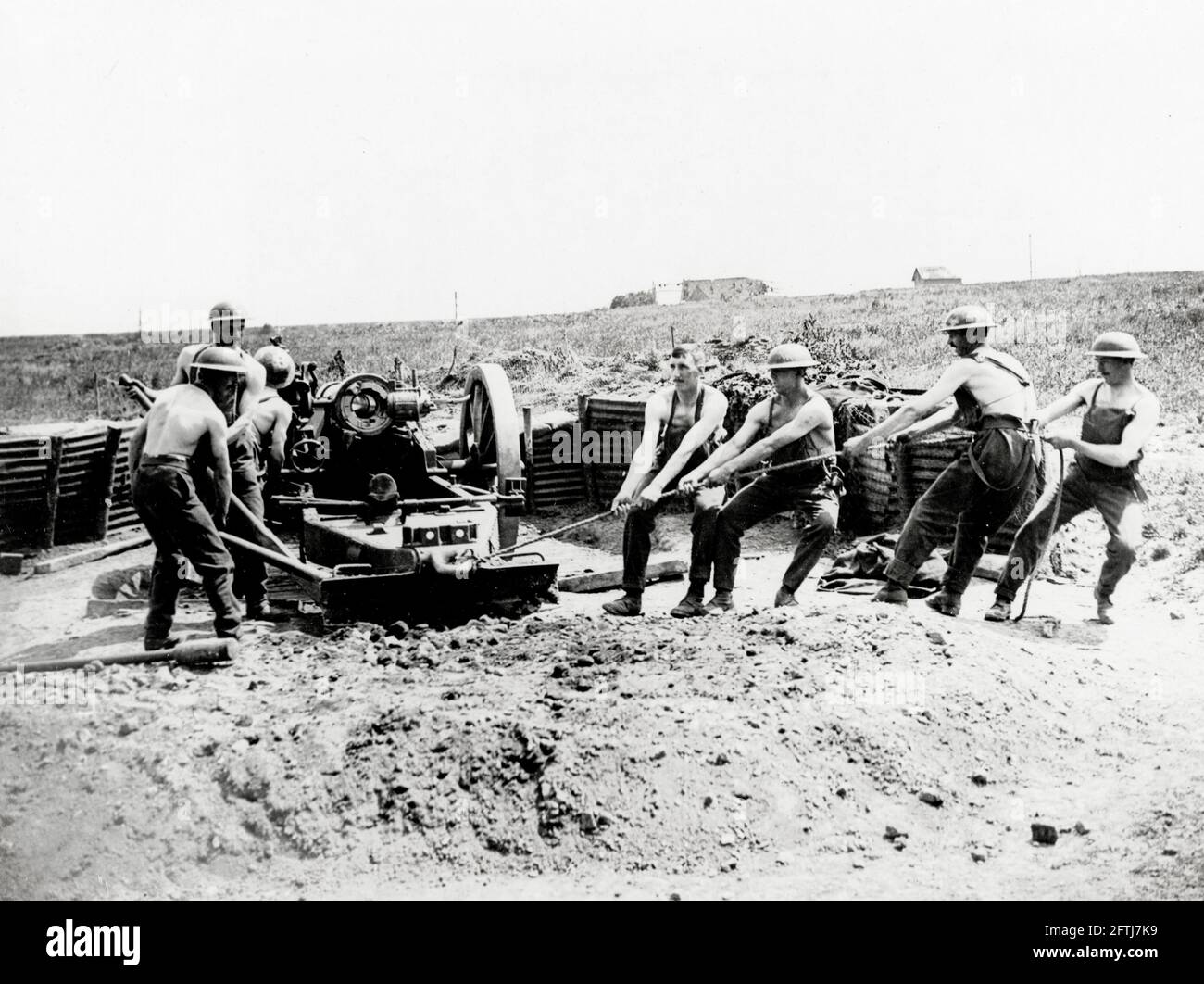 World War One, WWI, Western Front - Gunners of 6" howitzer battery ...