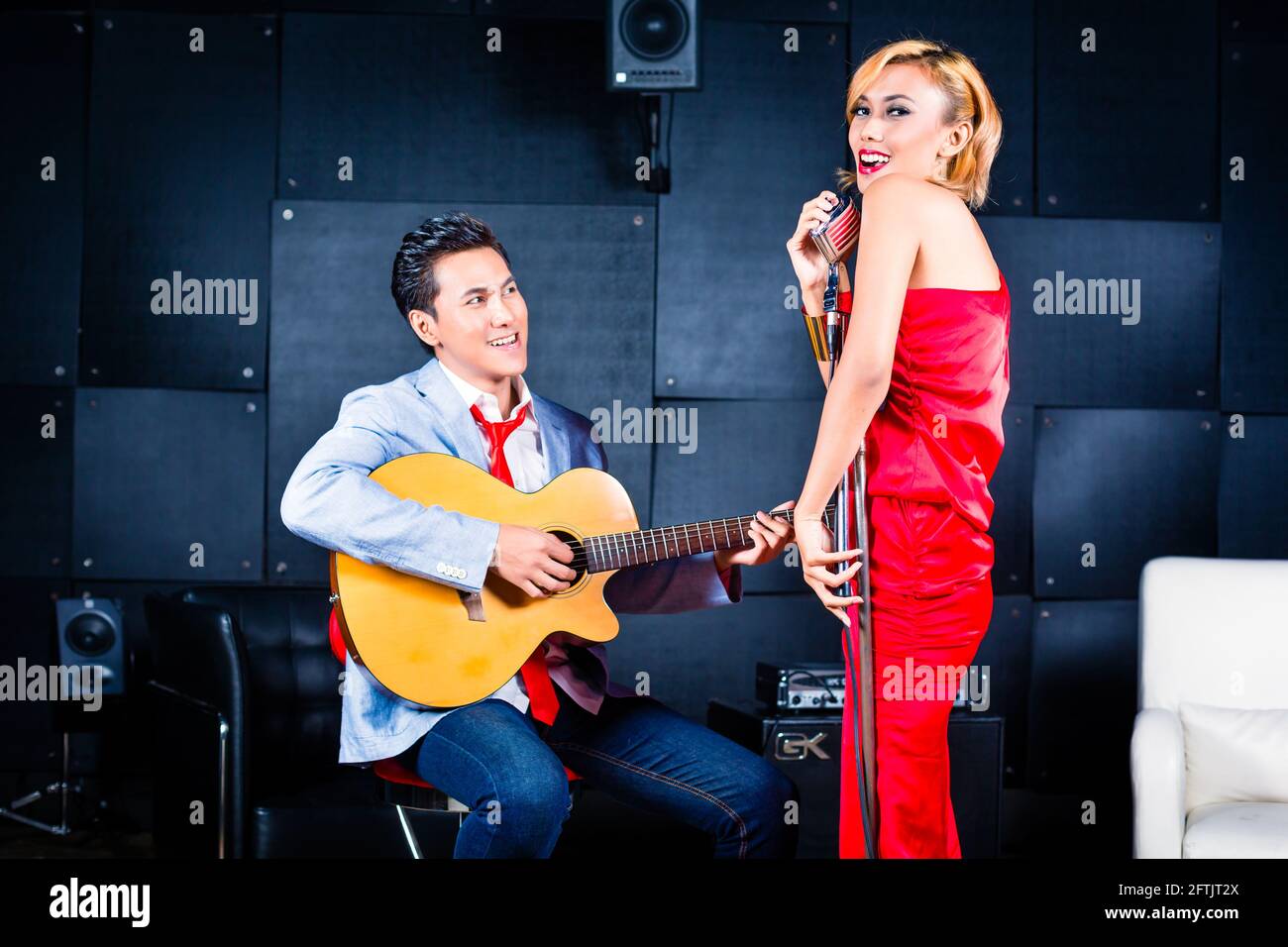 Professional singer hi-res stock photography and images - Alamy