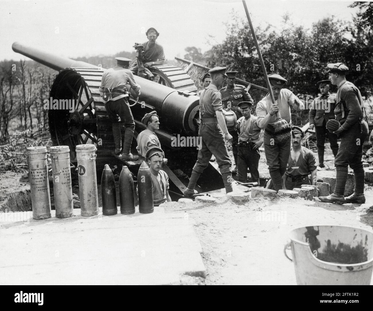 World War One, WWI, Western Front - Men with a heavy gun, artillery ...