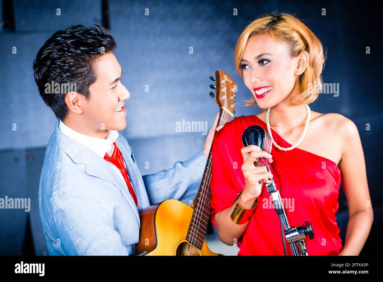 Professional singer hi-res stock photography and images - Alamy