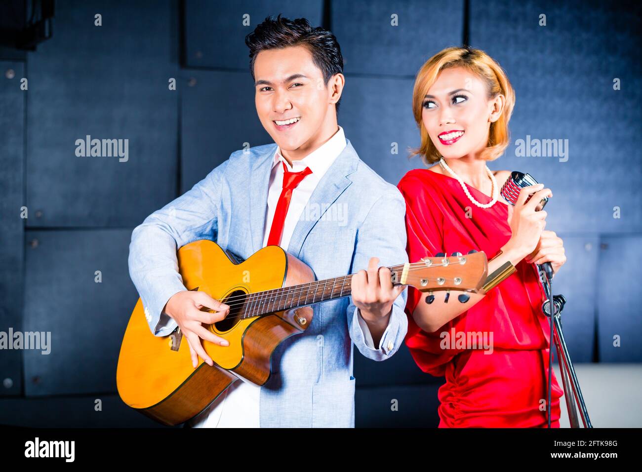 Professional singer hi-res stock photography and images - Alamy