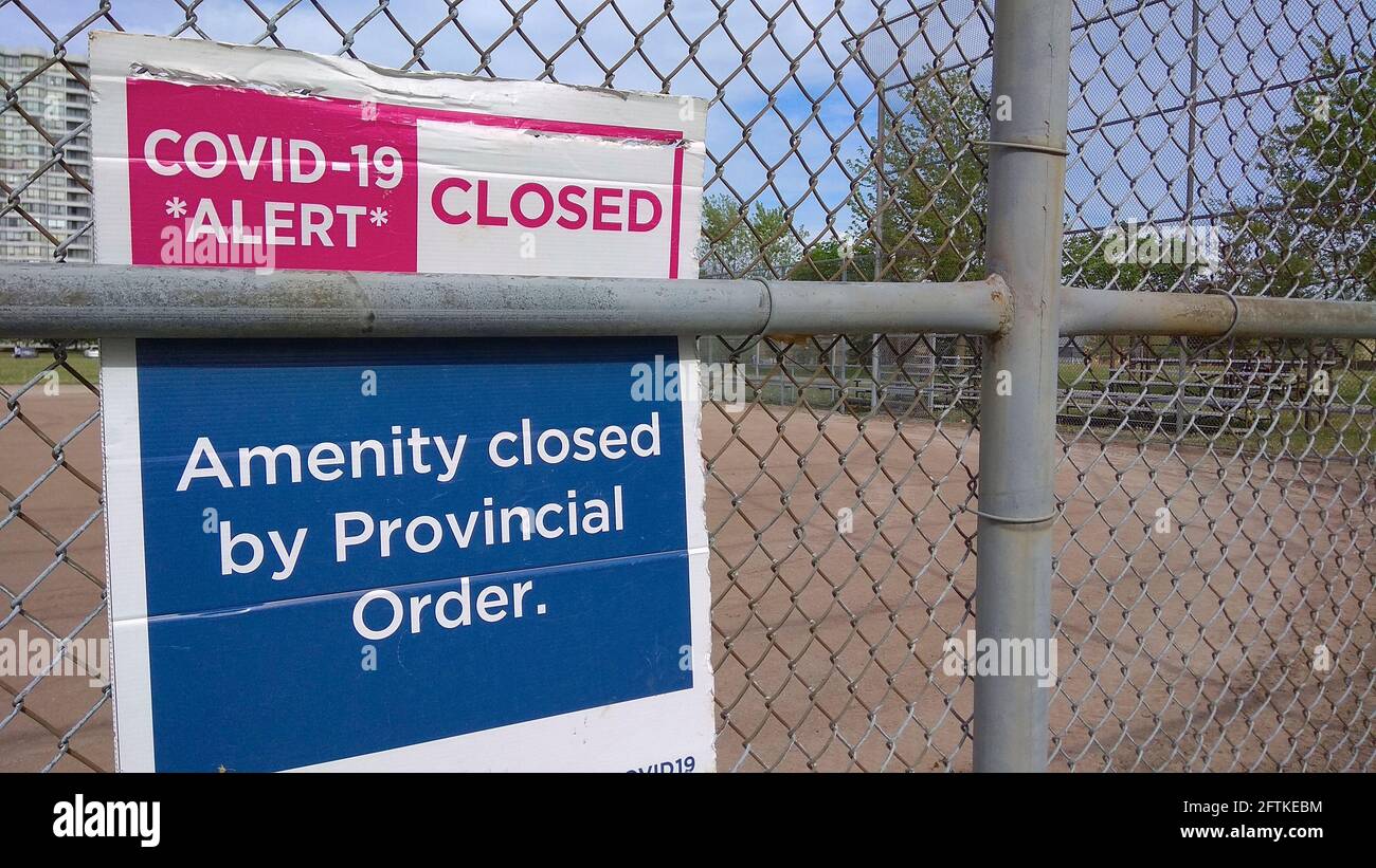 Chainlink fence sign hi-res stock photography and images - Alamy
