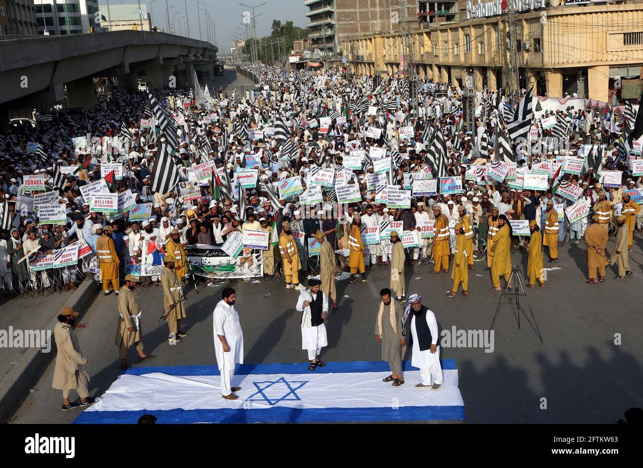A large numbers of supporters of Jamiat Ulema-e-Islam (JUI-F) are ...