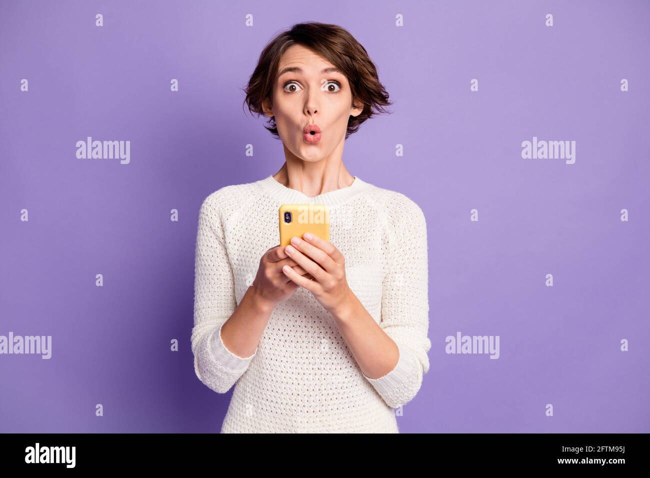 Photo portrait of shocked impressed female blogger using app smartphone ...
