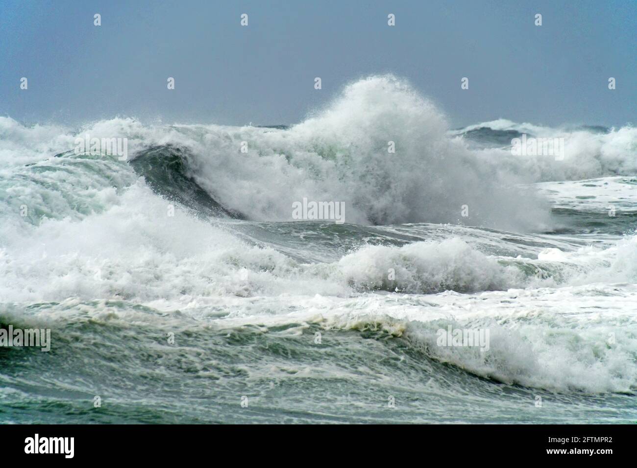 Massive surf waves hi-res stock photography and images - Alamy