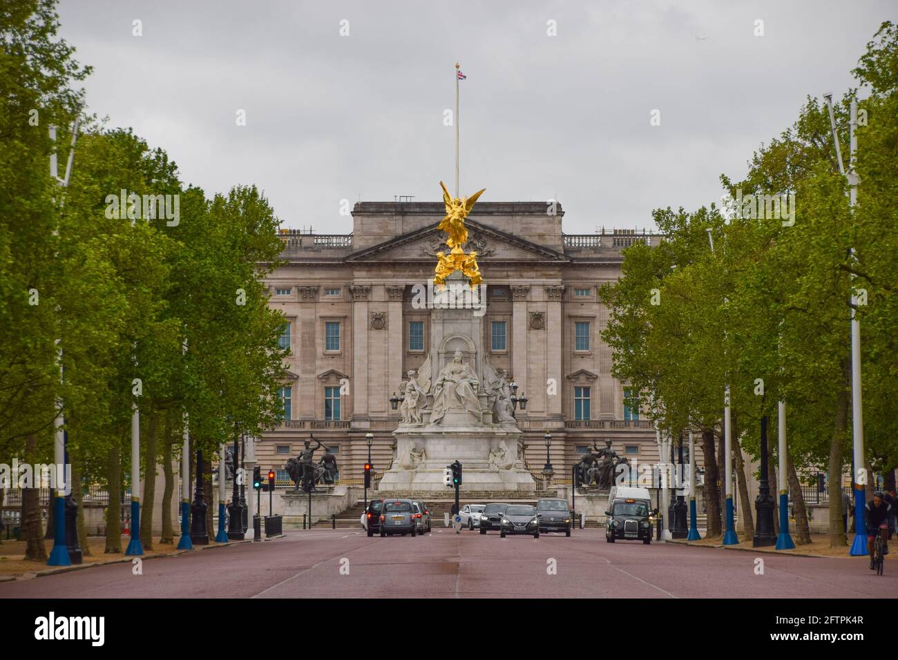 A view of the Victoria Memorial and Buckingham Palace in London. (Photo ...