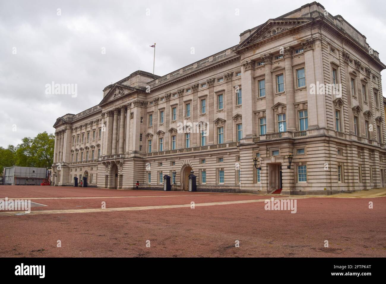 Exterior view of Buckingham Palace in London. (Photo by Vuk Valcic ...