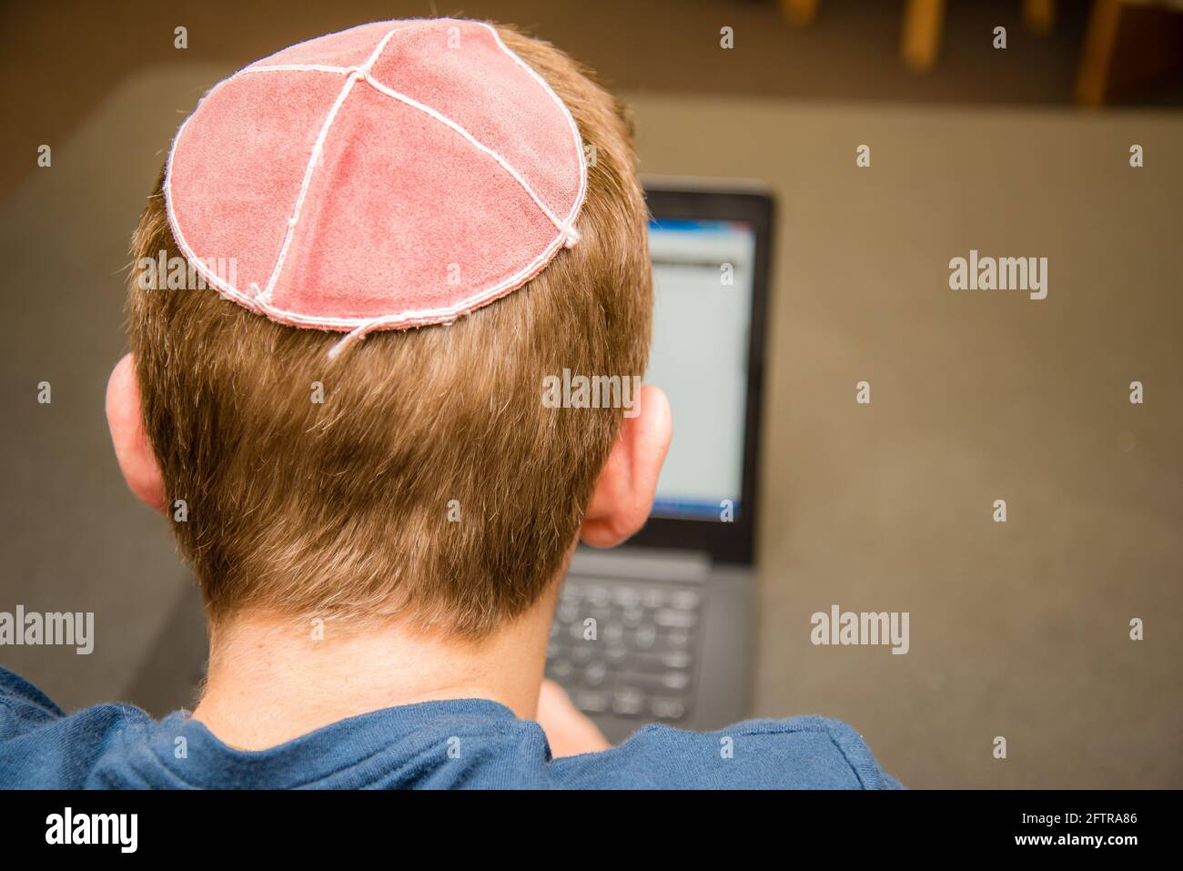 Man wearing a yarmulke hi-res stock photography and images - Alamy