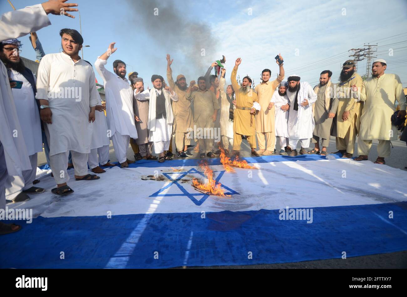Pakistan flag burn hi-res stock photography and images - Alamy
