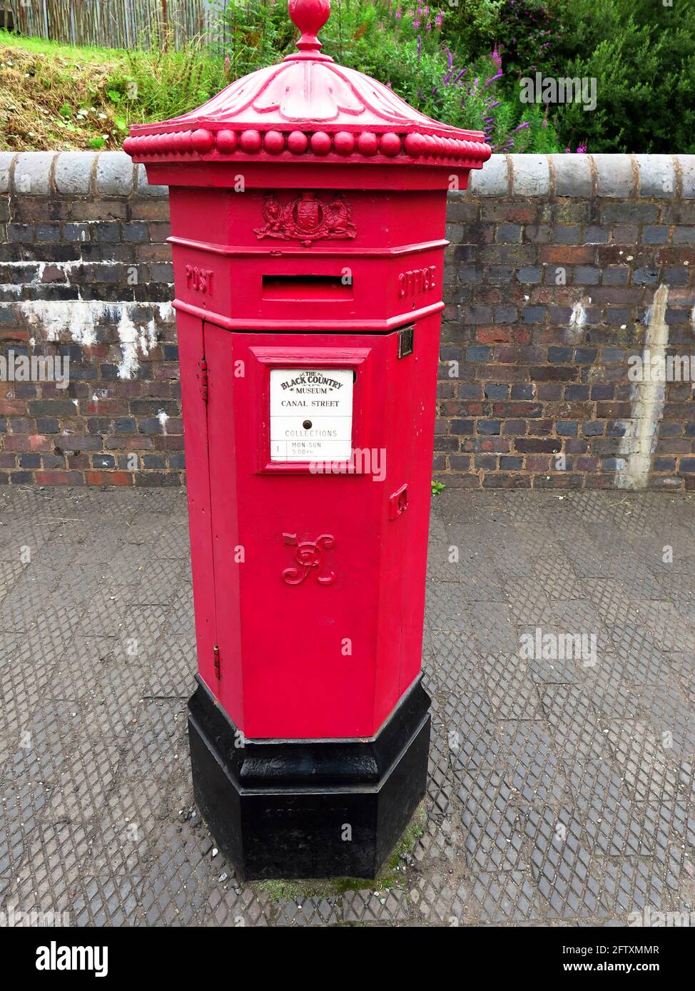 Cast iron victorian post box hi-res stock photography and images - Alamy
