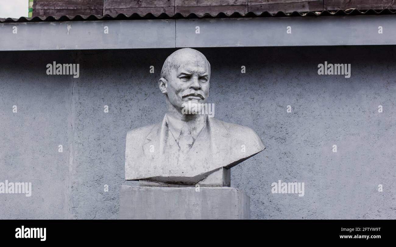 Monument to lenins head hi-res stock photography and images - Alamy