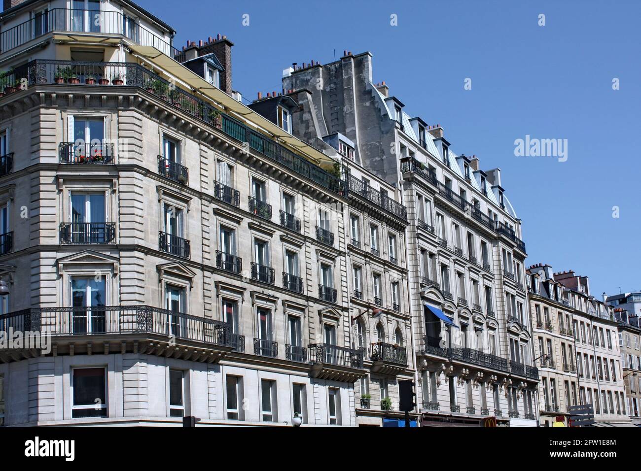 Paris apartment building hi-res stock photography and images - Alamy