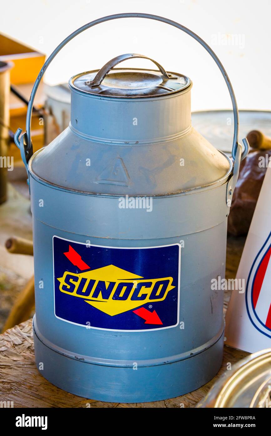 North Carolina on My Mind - Deckers Flea Market - Sunoco Oil Can Stock ...