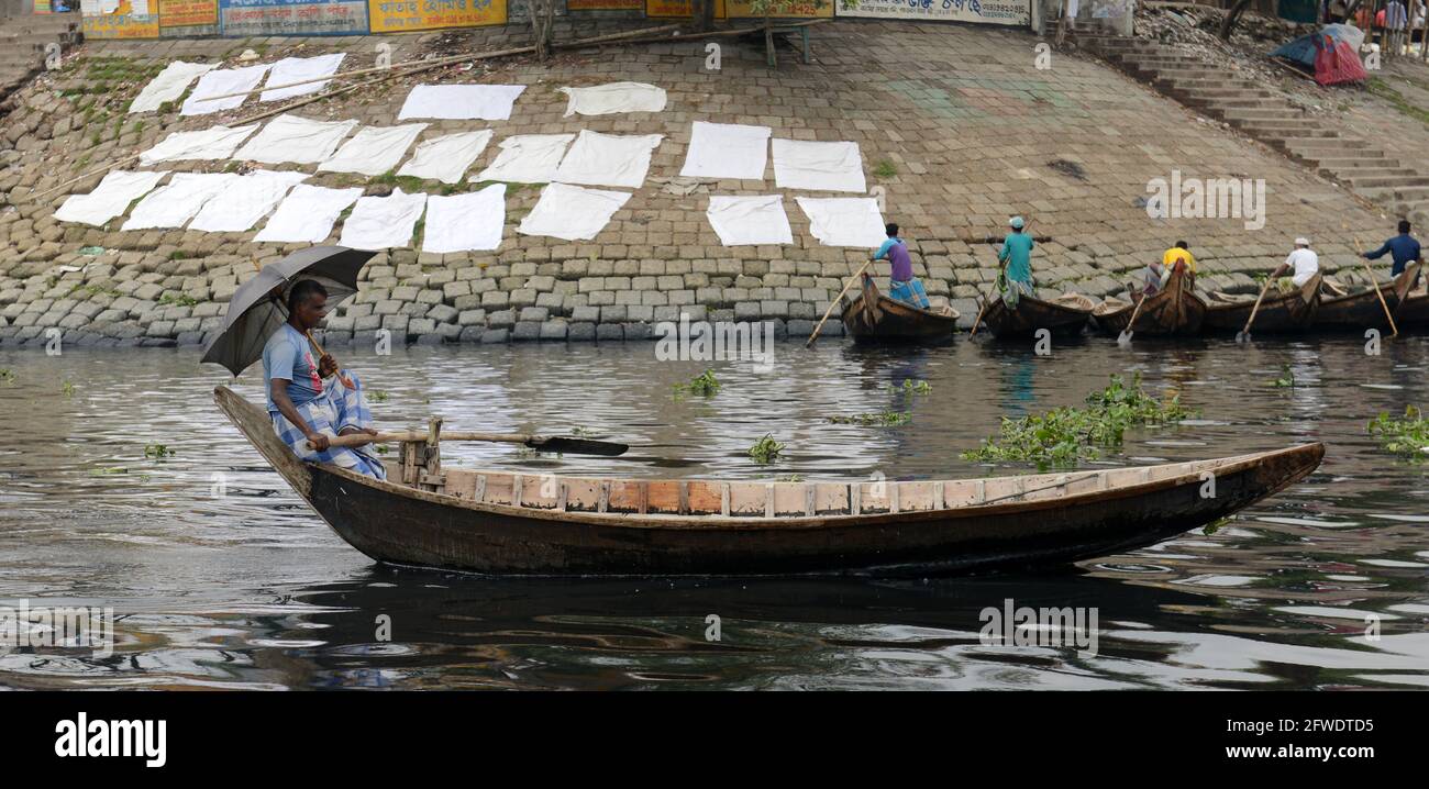 Dhobi ghat on the Buriganga river in Dhaka, Bangladesh Stock Photo - Alamy