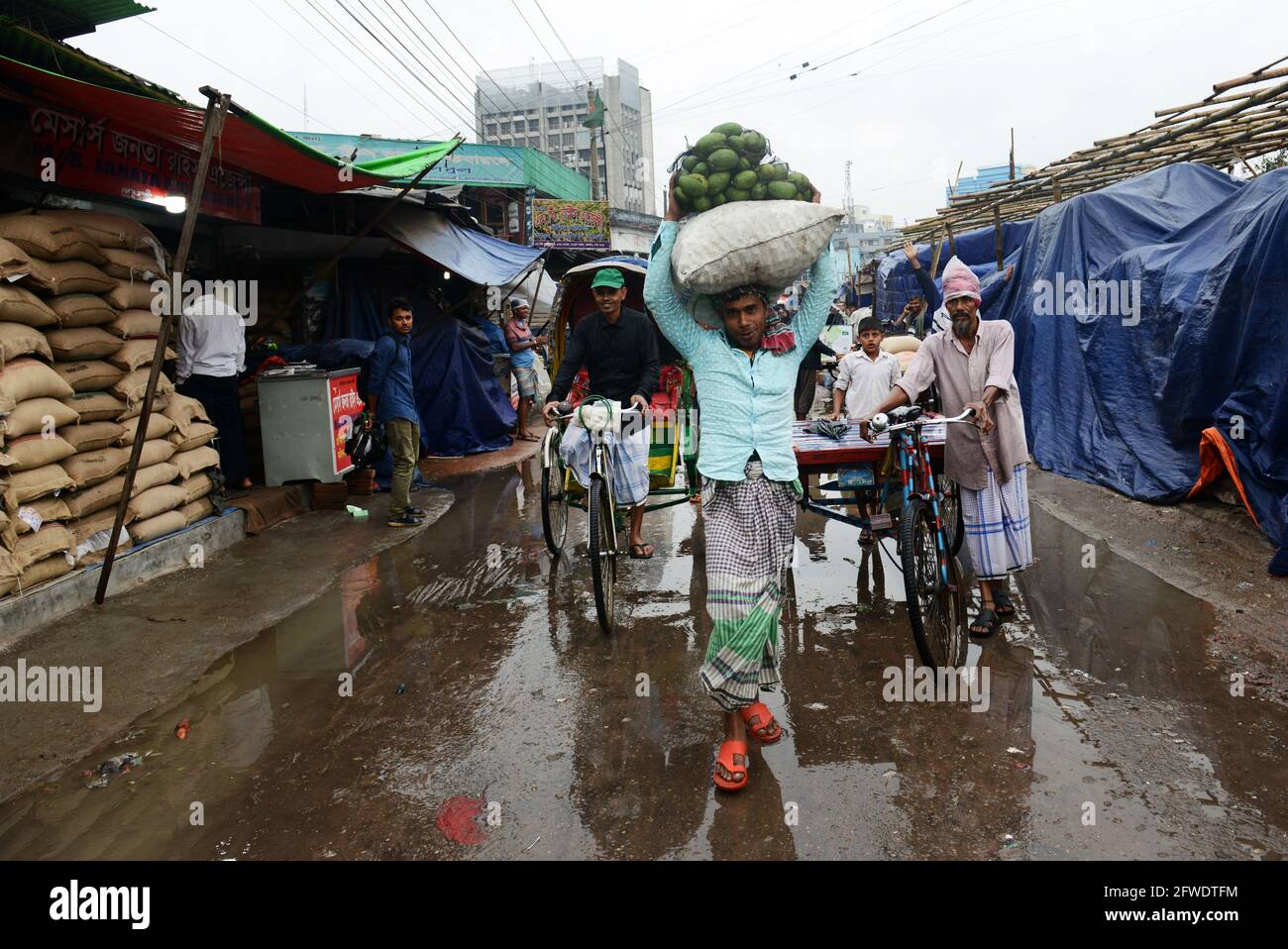 The vibrant Karwan Bazar in Dhaka, Bangladesh Stock Photo - Alamy