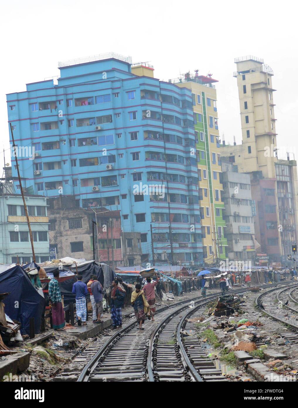 Railway slums of bangladesh hi-res stock photography and images - Alamy