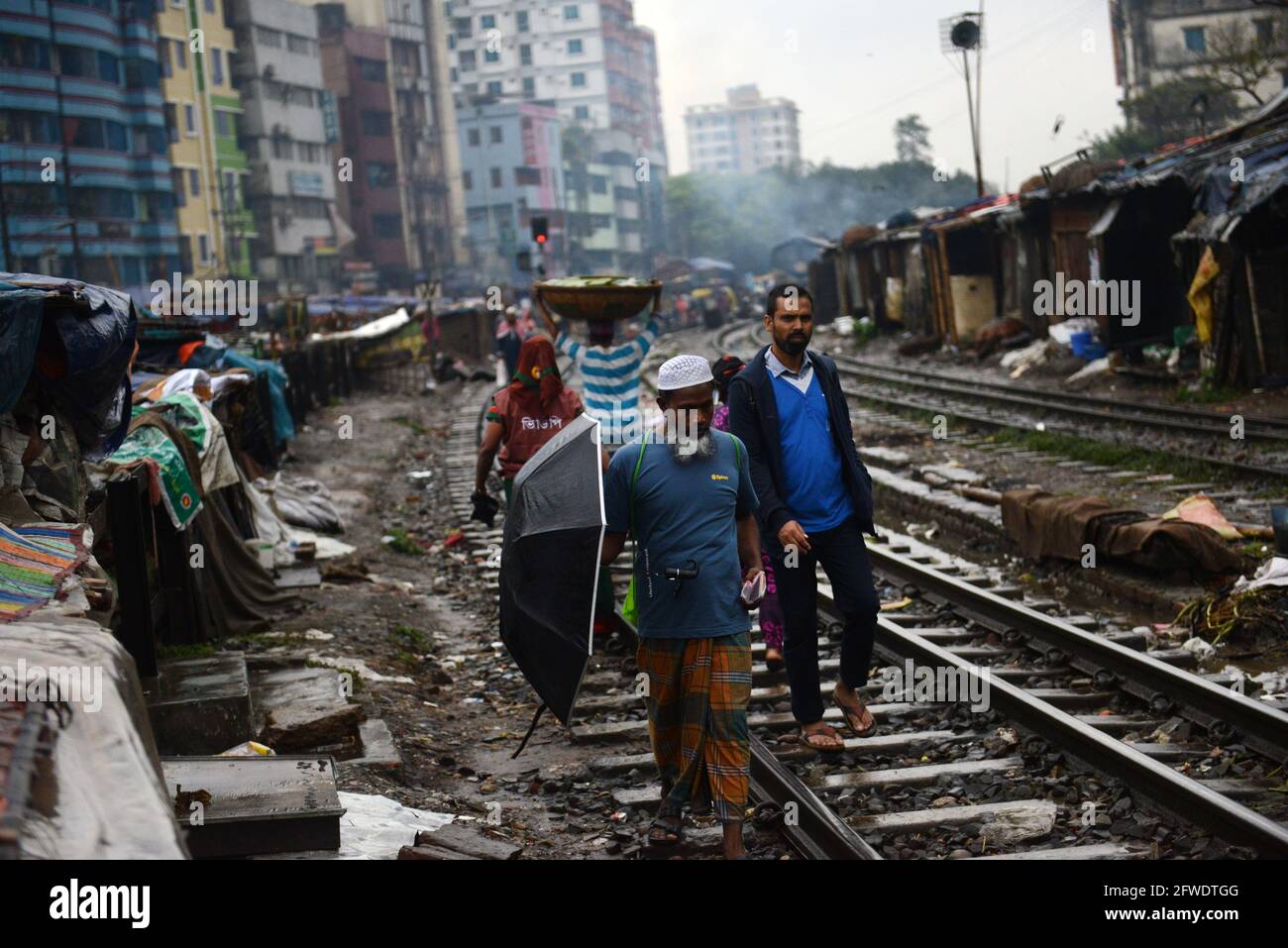 Railway slums of bangladesh hi-res stock photography and images - Alamy