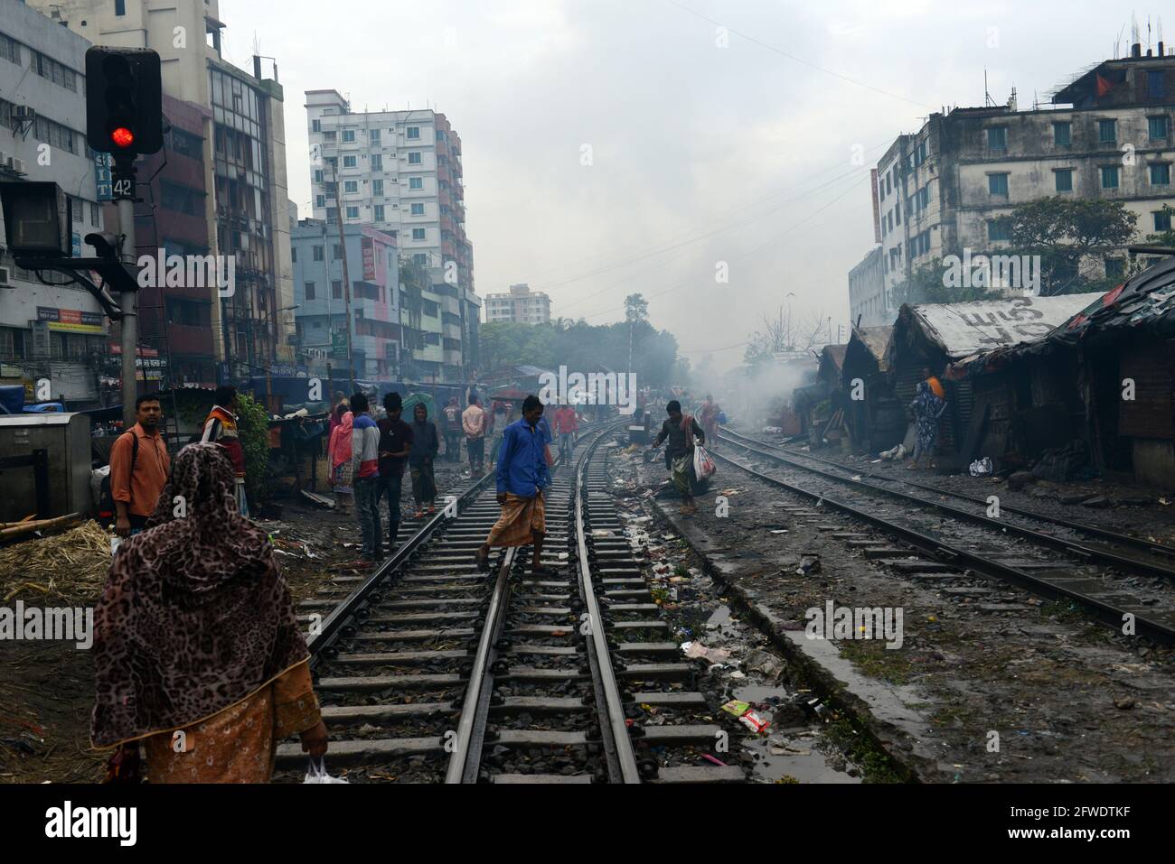 Railway slums of bangladesh hi-res stock photography and images - Alamy