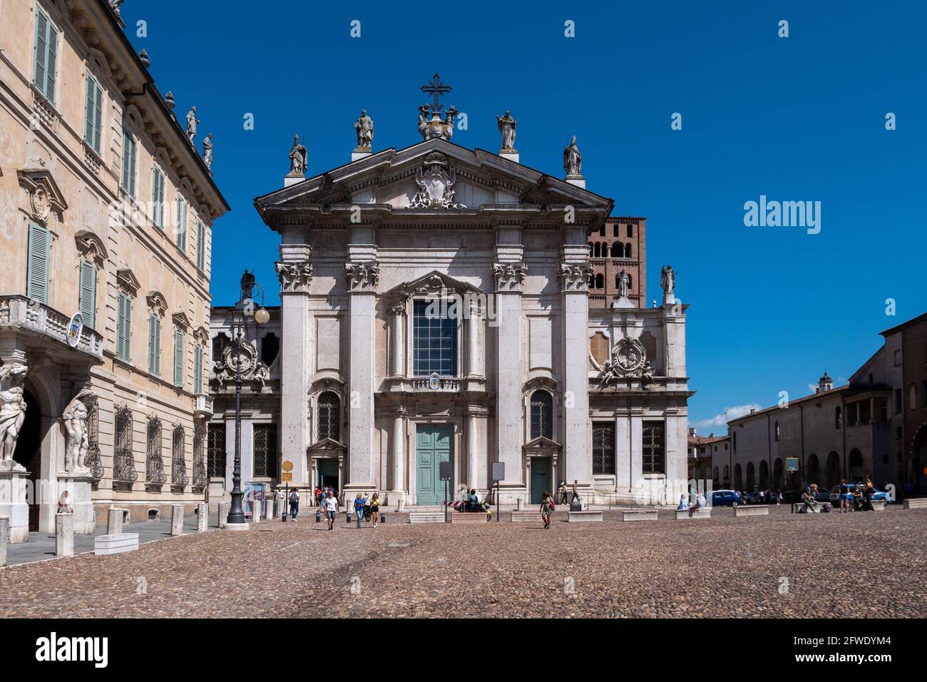 Cattedrale di san pietro apostolo hi-res stock photography and images ...