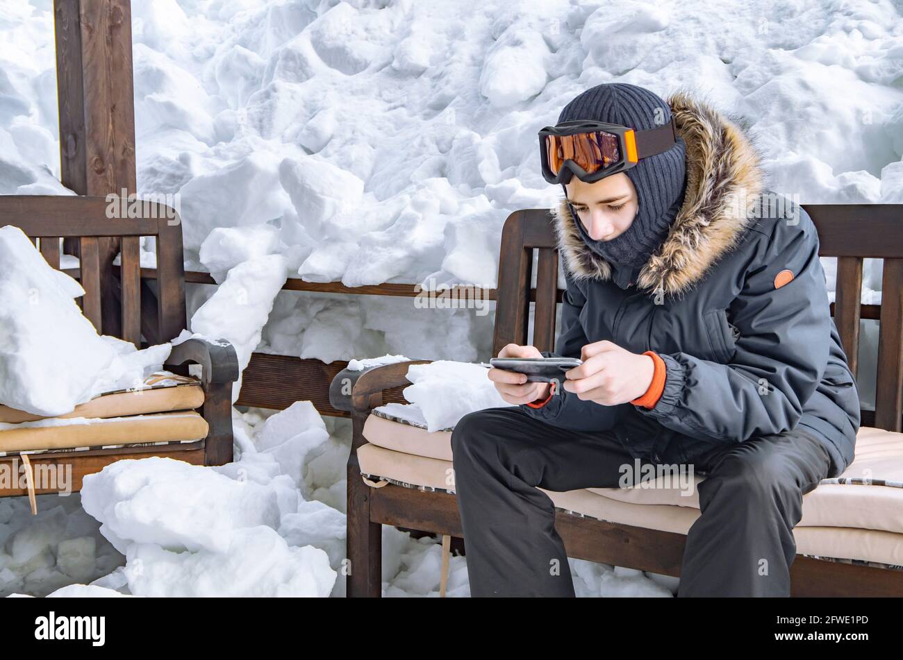 Teenager video call outside hi-res stock photography and images - Alamy