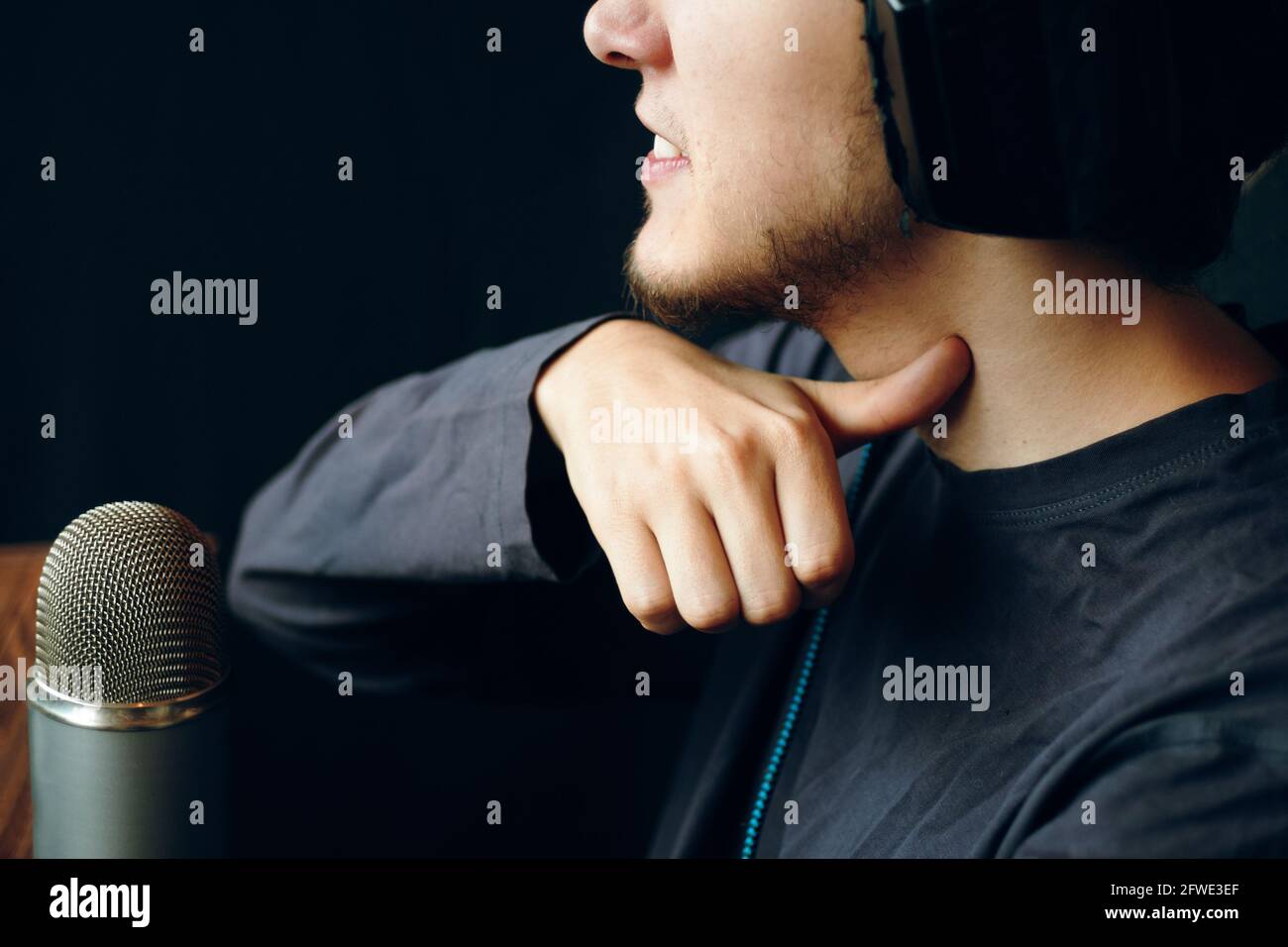 Teenager video game violent hi-res stock photography and images - Alamy