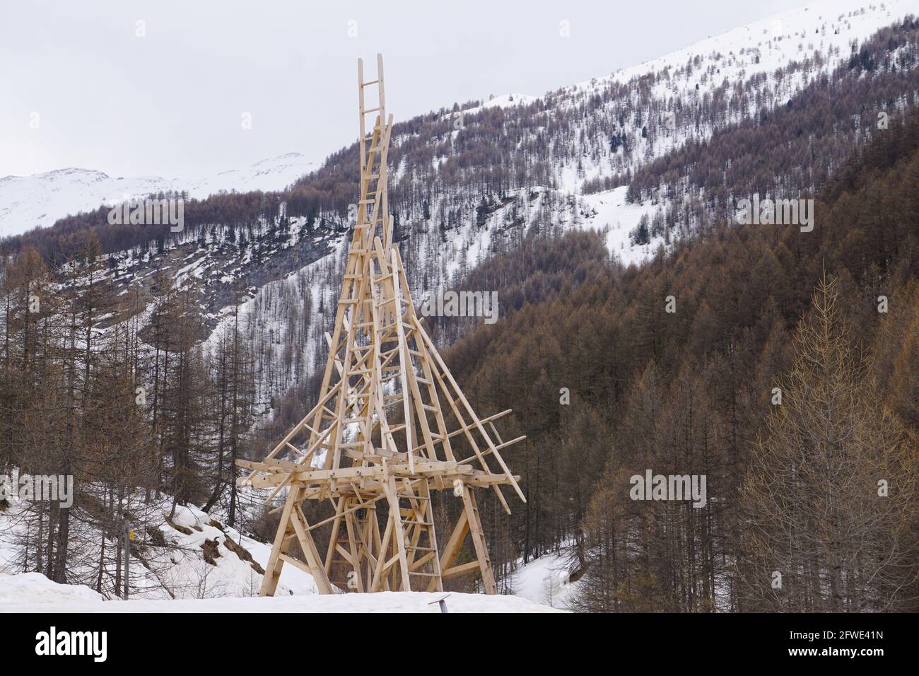 Wooden ladders hi-res stock photography and images - Alamy