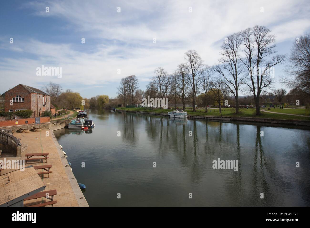 Views of the Thames at Wallingford, Oxfordshire in the UK Stock Photo ...