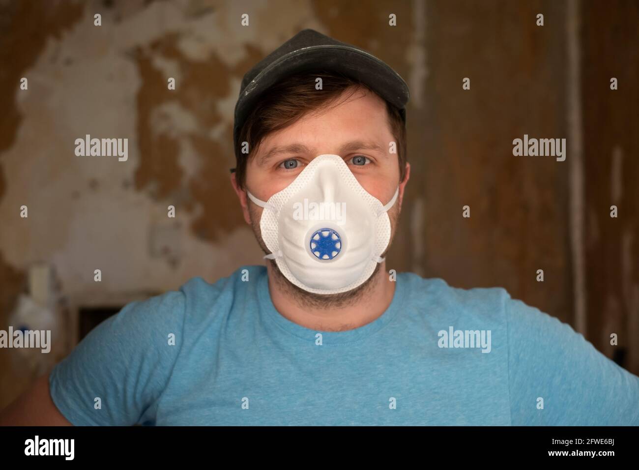 Builder face mask hi-res stock photography and images - Alamy