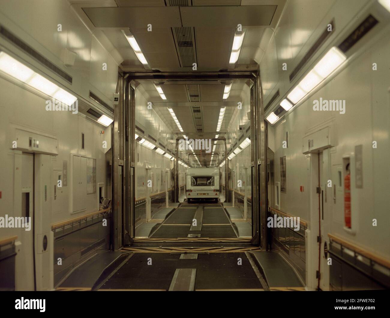 VISTA DEL INTERIOR DEL TREN CON LOS COMPARTIMENTOS ENTRE VAGONES ...