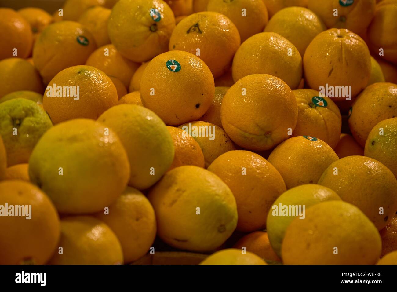 Fresh oranges for sale at fresh produce stall in Tai Yuen Market in ...