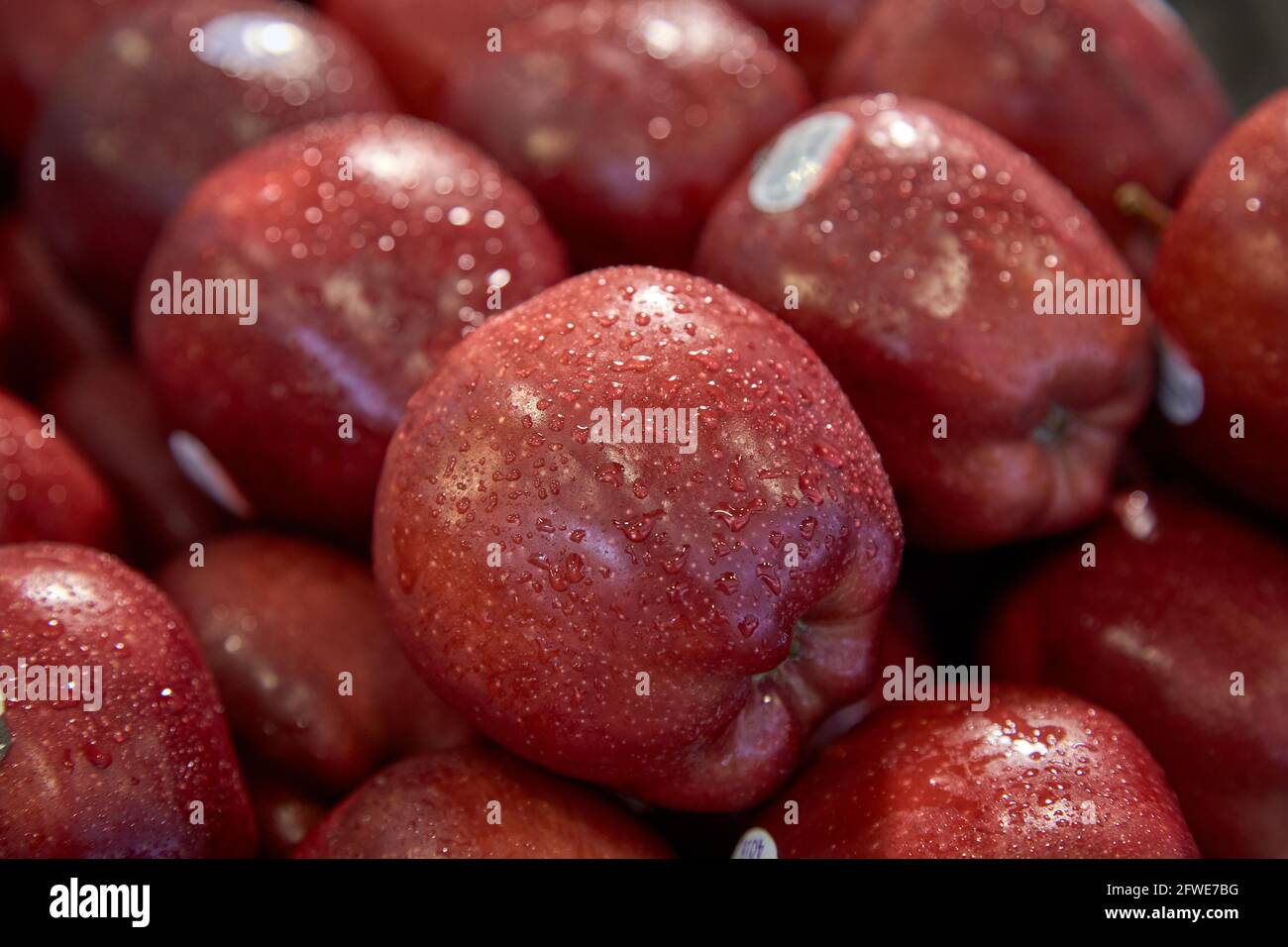 Fresh Starking apples for sale at a stall in Tai Yuen Market in Hong ...