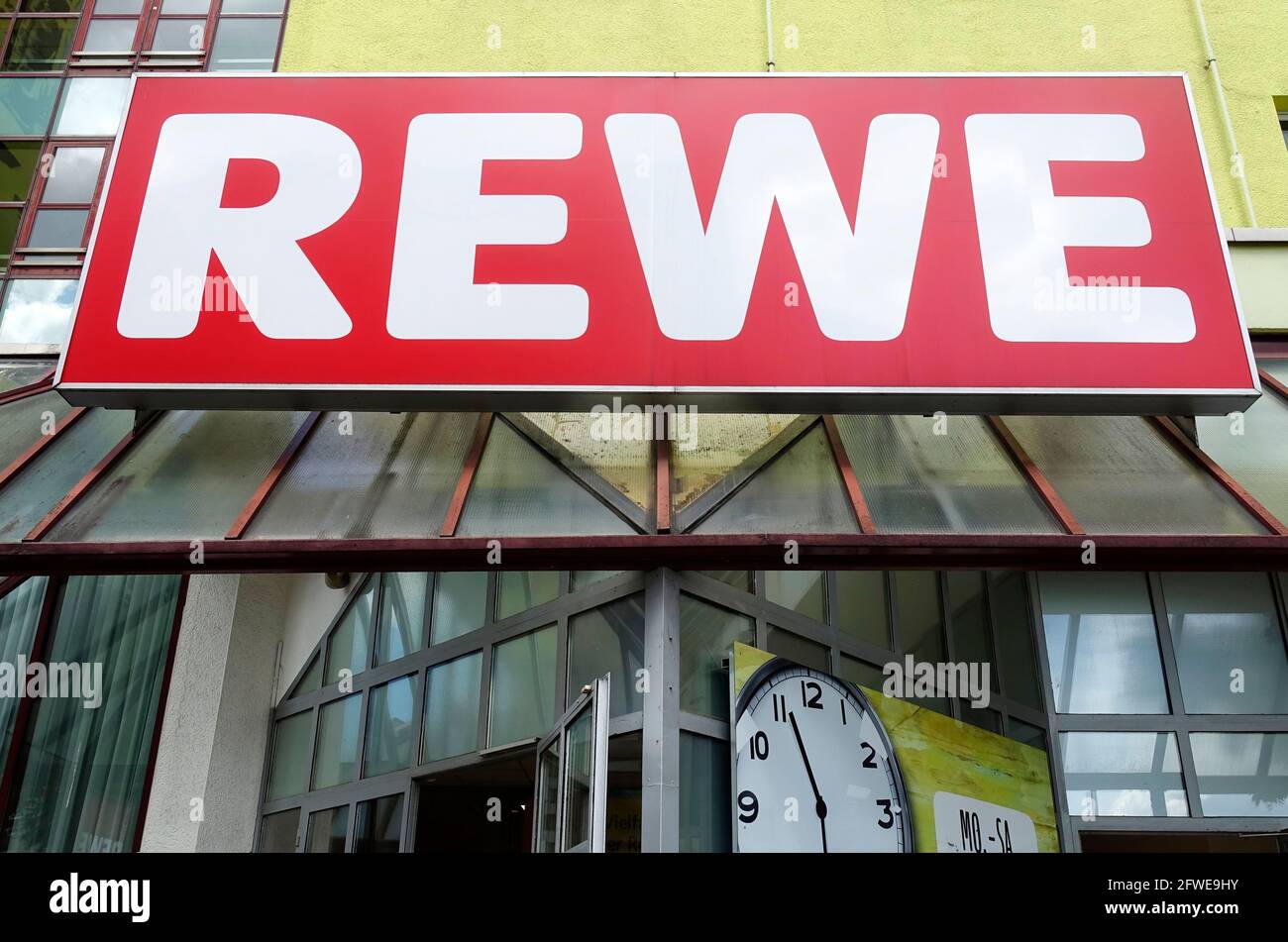 Supermarket entrances hi-res stock photography and images - Alamy