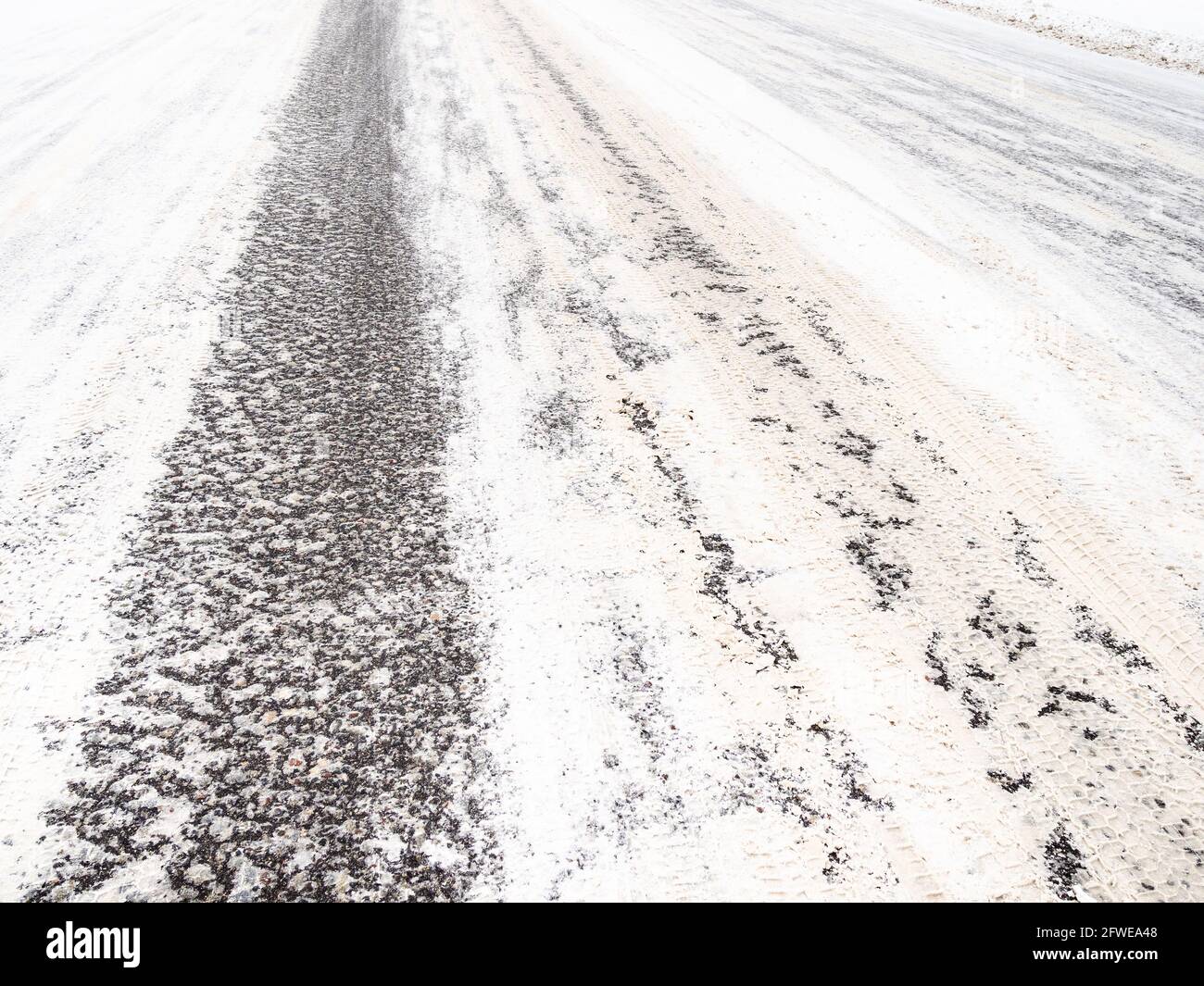 Snowbound highway hi-res stock photography and images - Alamy