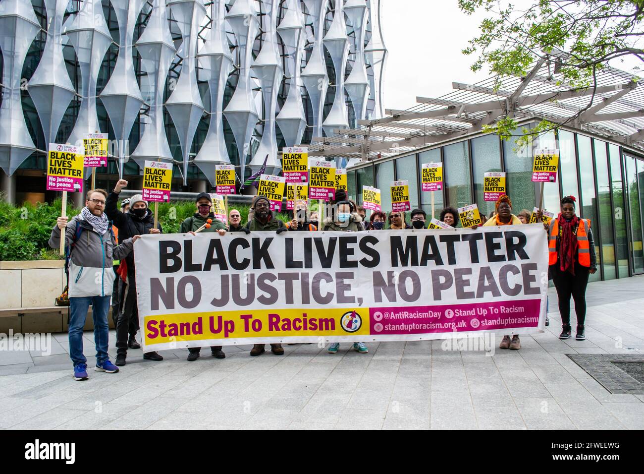 London, England. 22nd May, 2021. Protesters outside the U.S Embassy ...
