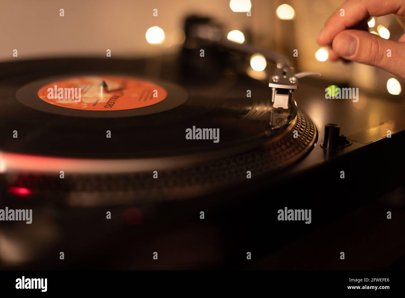 man's hands put needle on record on turntable close up Stock Photo - Alamy