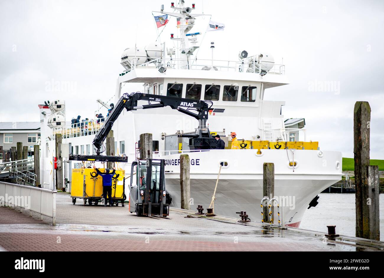 Harlesiel, Germany. 22nd May, 2021. The ferry "Wangerooge" is loaded ...