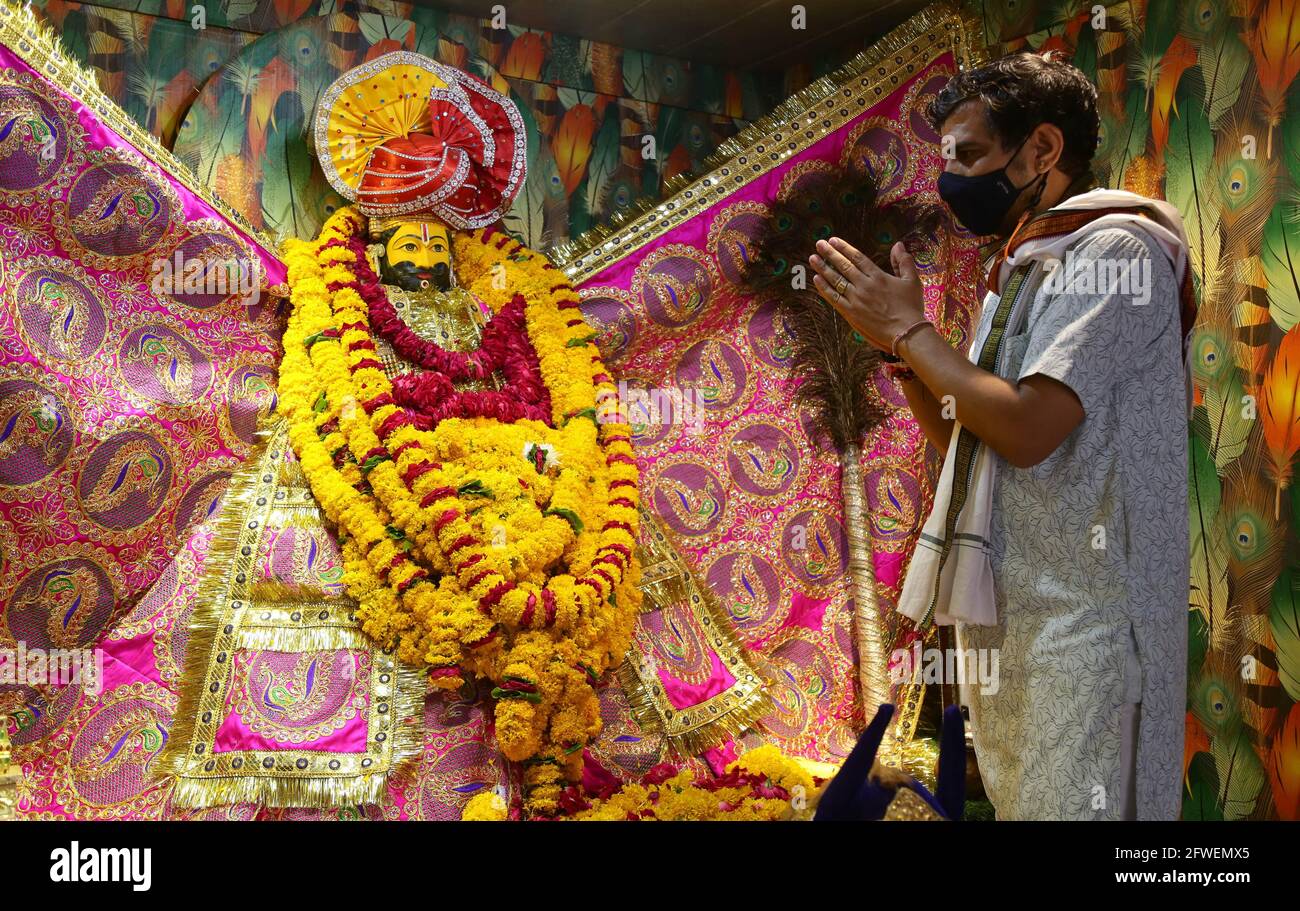 Beawar, India. 22nd May, 2021. A Hindu priest wearing protective face ...