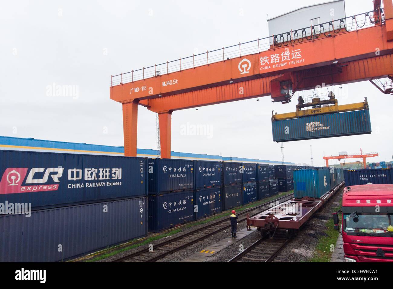 Goods train carrying freight containers hi-res stock photography and ...