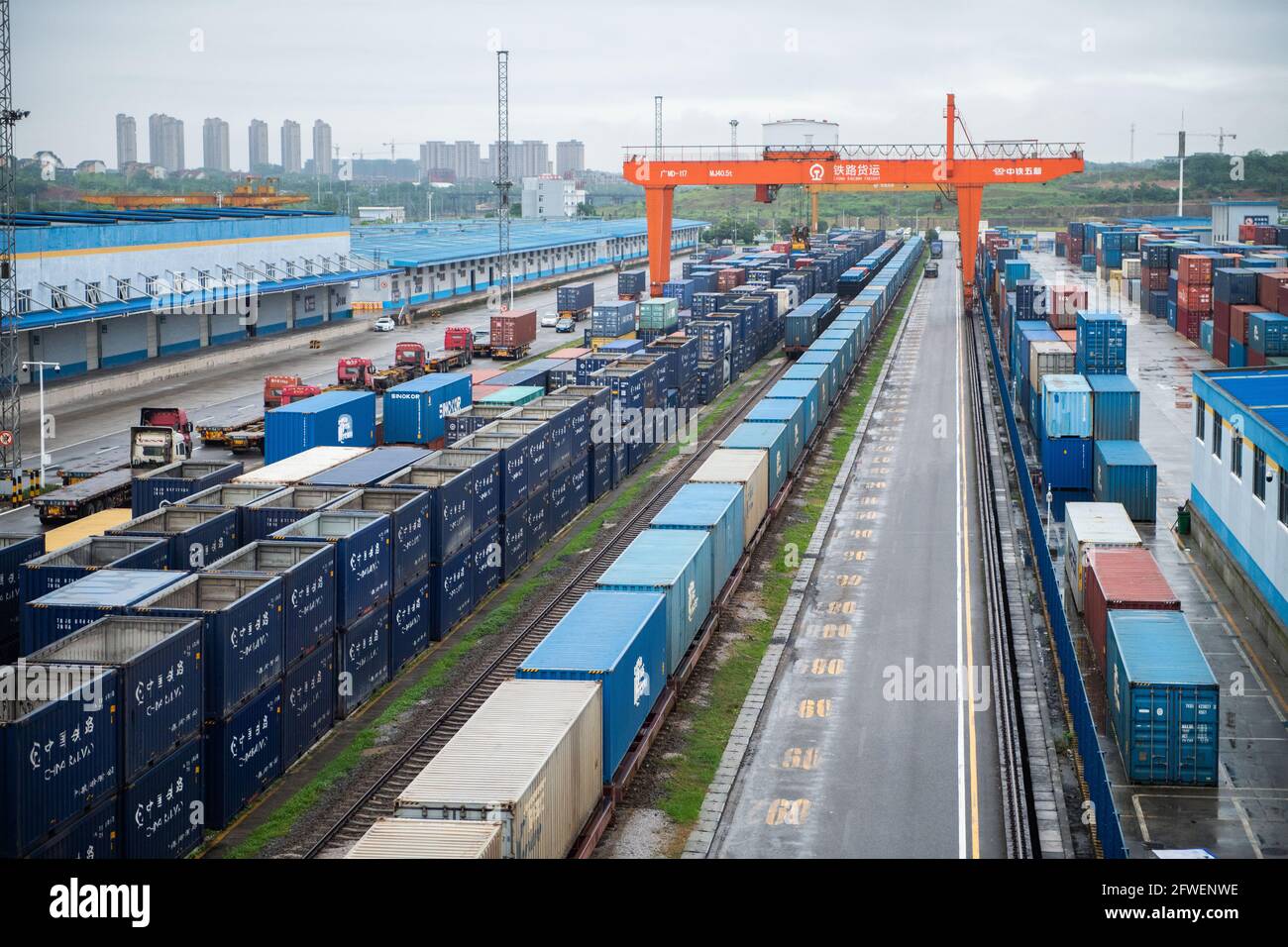 Goods train carrying freight containers hi-res stock photography and ...