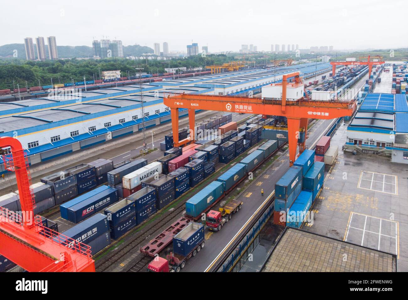 Goods train carrying freight containers hi-res stock photography and ...