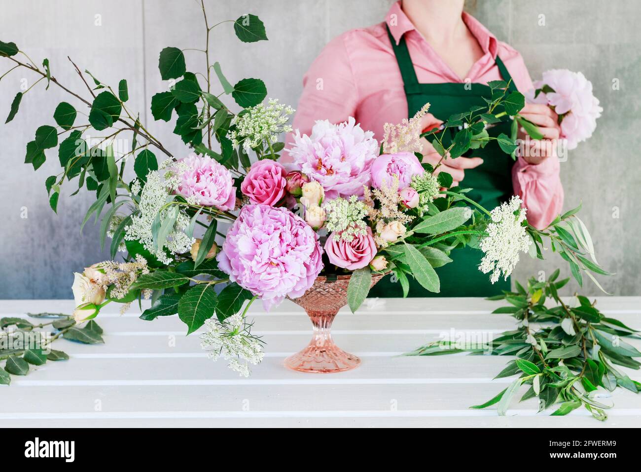 Florist at work: How to make modern table's centerpiece for summer ...