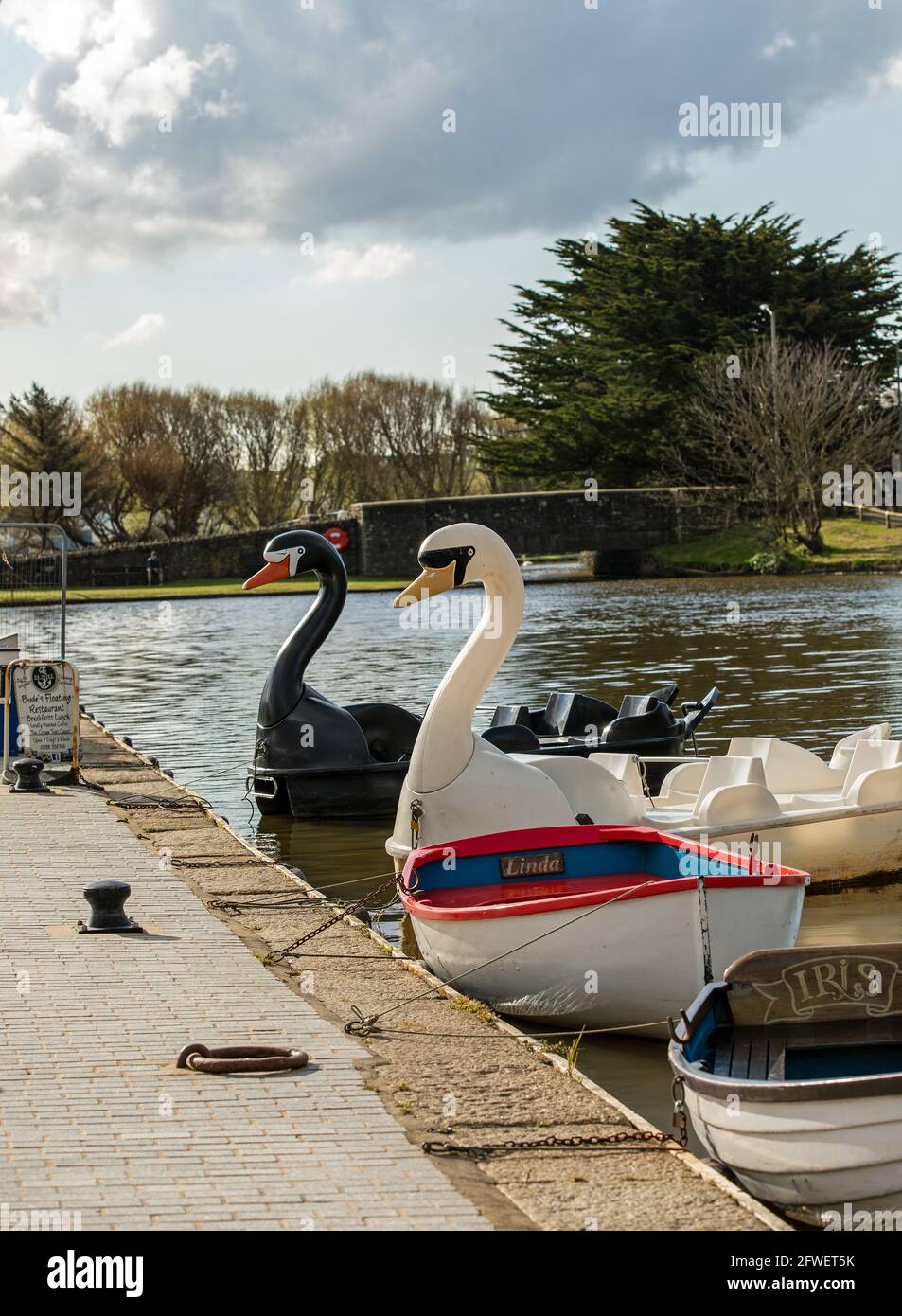 Swan canal boats hi-res stock photography and images - Alamy
