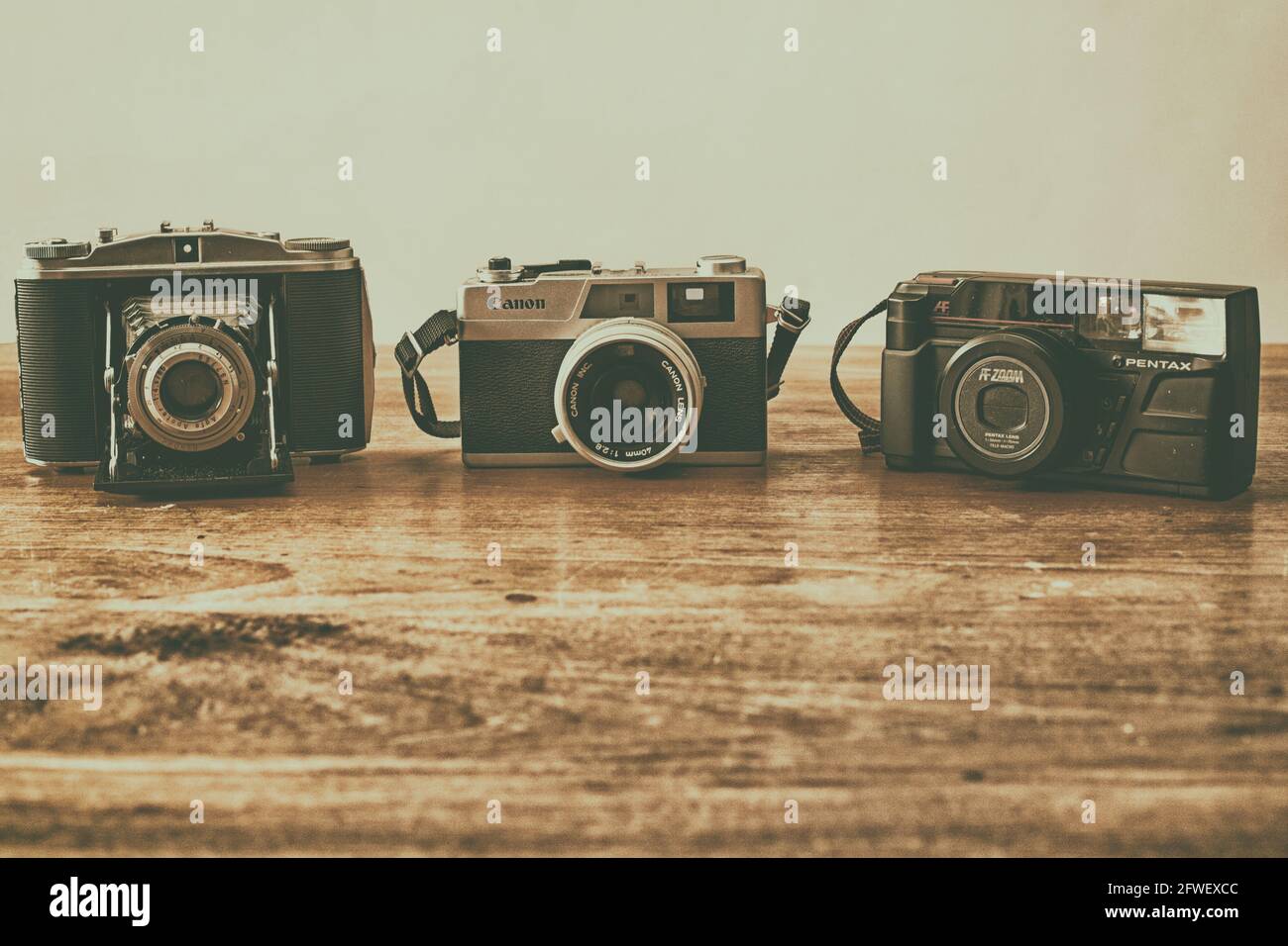 Three vintage cameras from the 1950s, 1970s and 1980s Stock Photo - Alamy