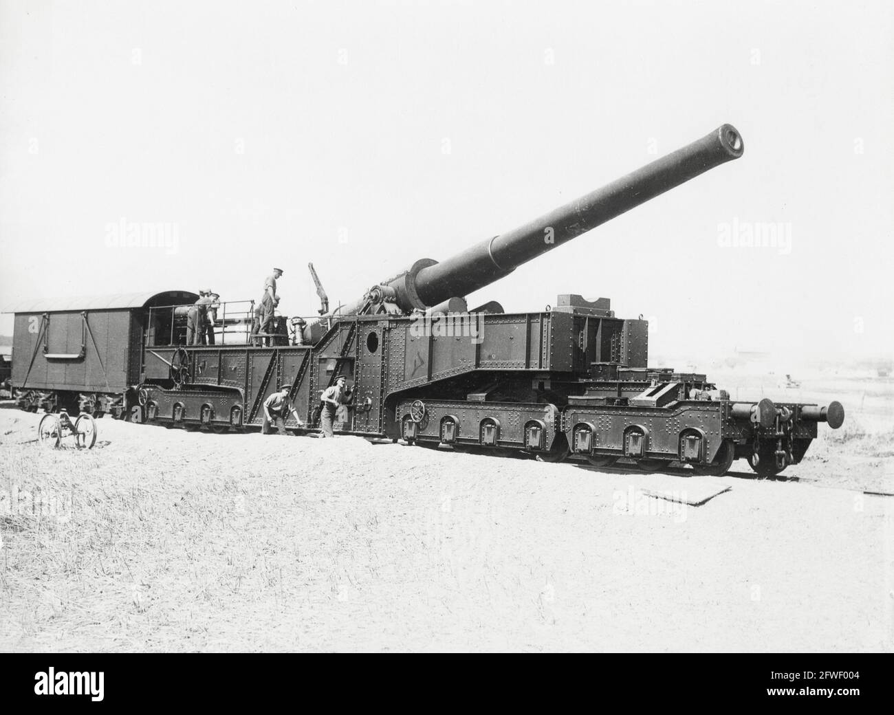 World War One, WWI, Western Front - A large gun on a railway France ...