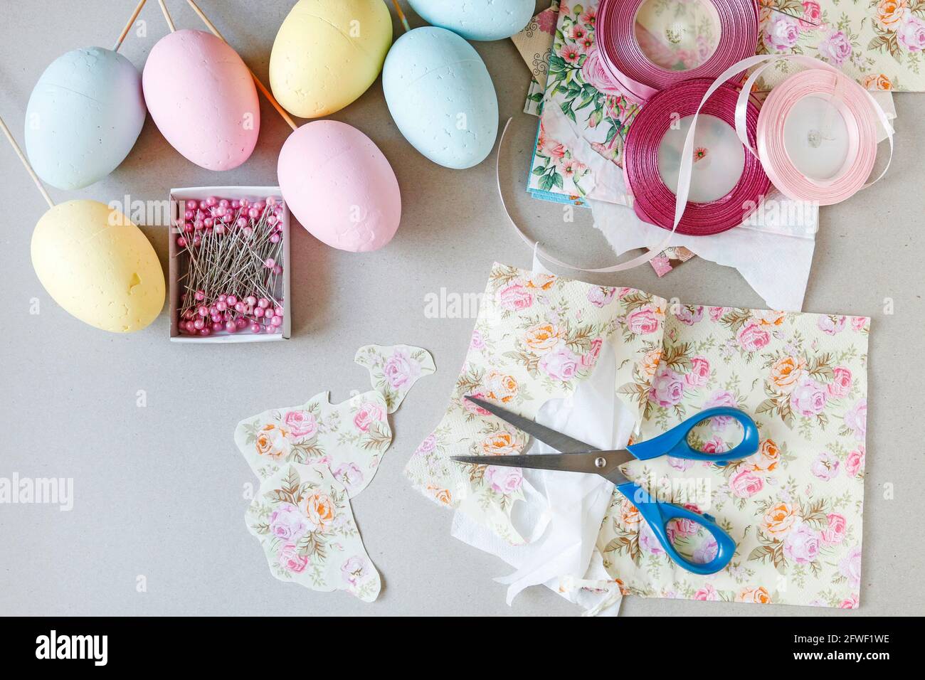 How to decorate an Easter egg with decoupage technique. Step by step ...