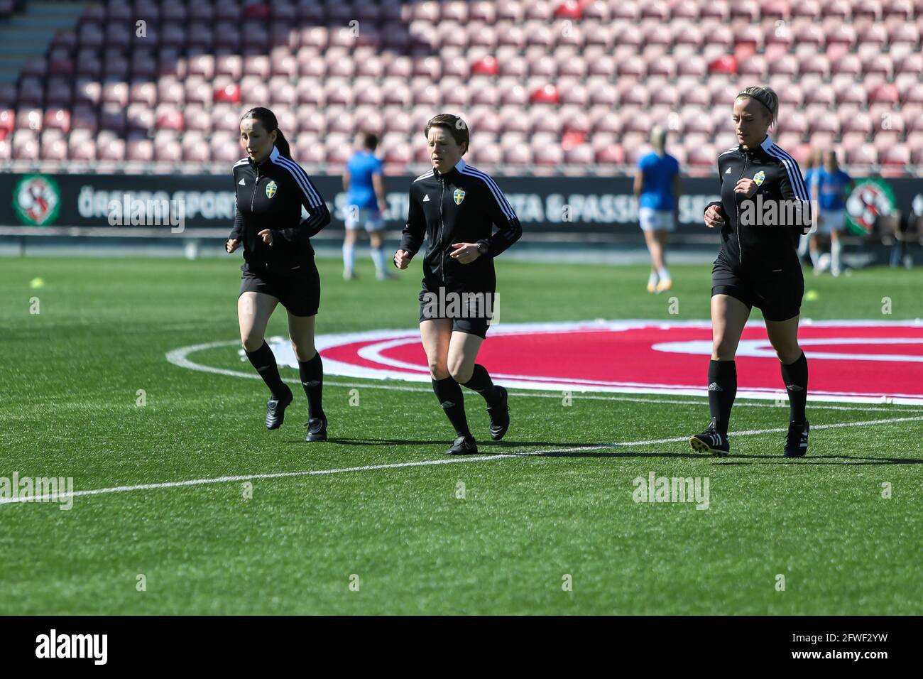 Referee Sara Wiinikka, Selma Griberg and Caroline Lindqvist before the game in the Swedish ...