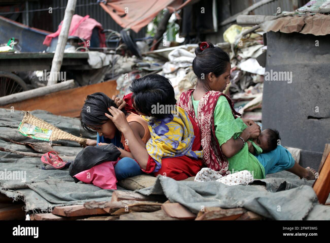 Homeless family hi-res stock photography and images - Alamy