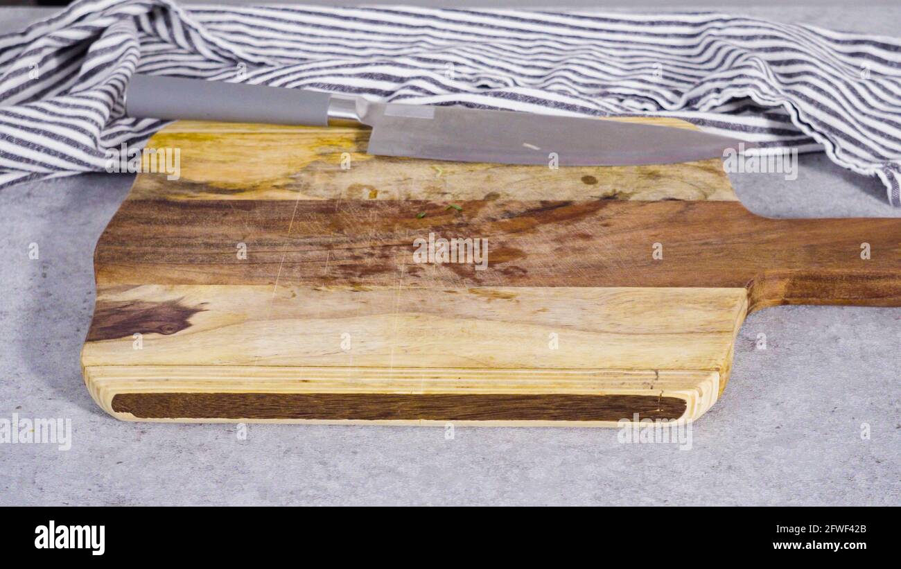 Rustic wood cutting board on the kitchen counter Stock Photo - Alamy