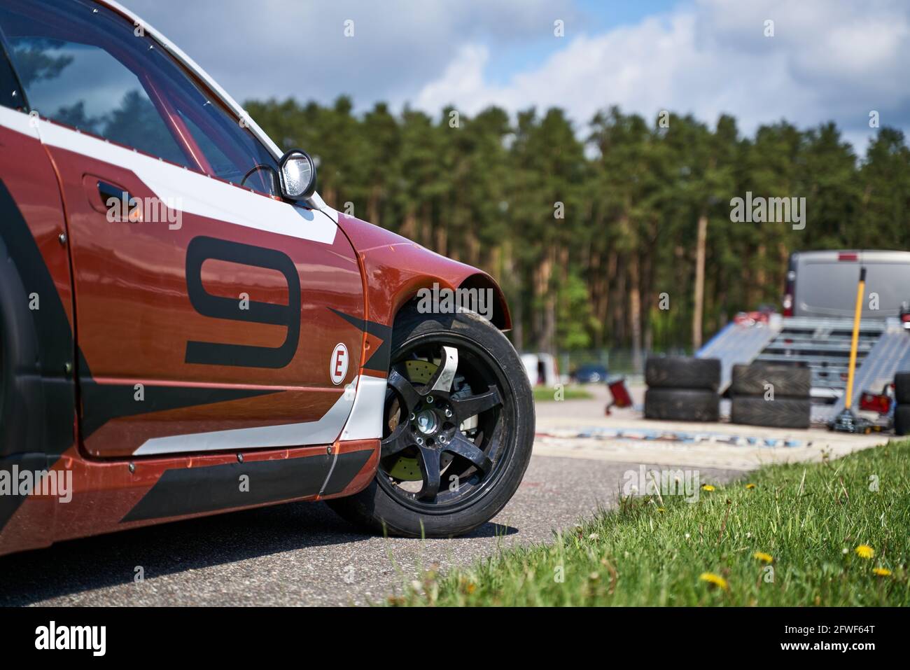 Car from the front hi-res stock photography and images - Alamy