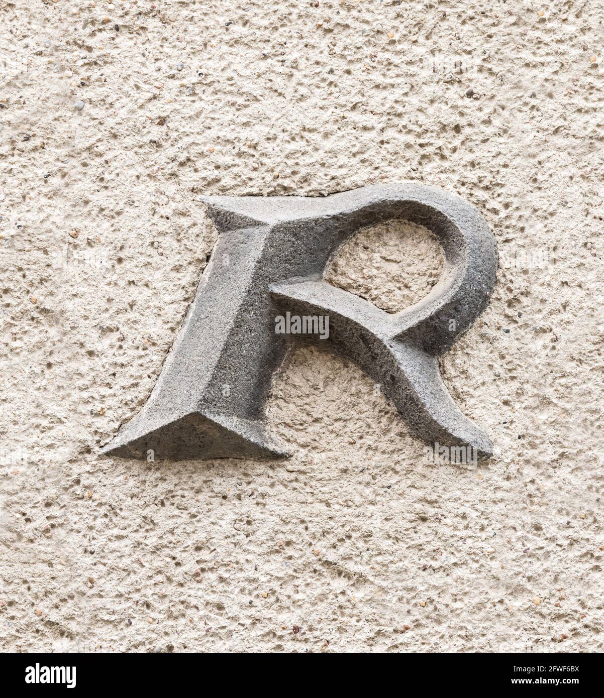 Capital letter R on roughly plastered wall Stock Photo - Alamy